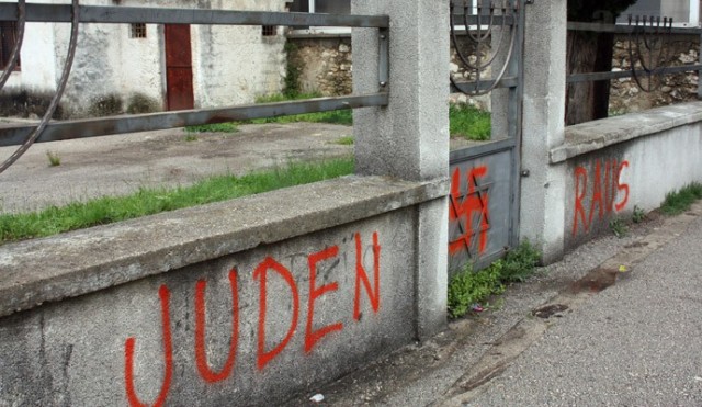 Grafit 'Juden raus' i kukasti križ osvanuli u Mostaru | Vijesti ...