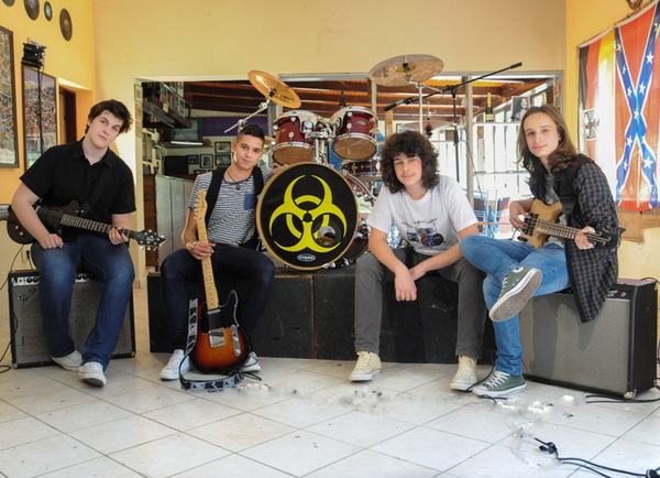 FOTO/VIDEO Rock grupa Nešto Između ima novu pjesmu i novi spot ...