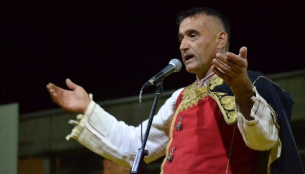 SPEKTAKL U TIHALJINI: Folkloraši i guslari kao predgrupe Crvenoj jabuci ...
