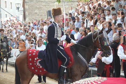 FOTO Debitant Ante Poljak slavodobitnik 302. Sinjske alke | Vijesti ...