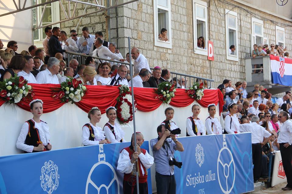 FOTO Debitant Ante Poljak slavodobitnik 302. Sinjske alke | Hercegovina ...