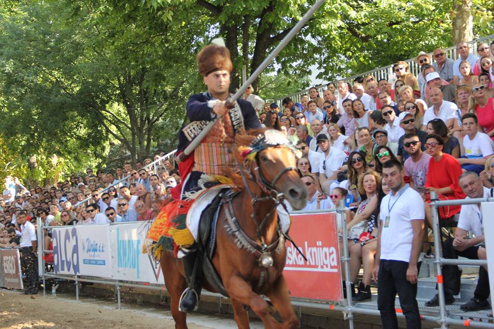FOTO Debitant Ante Poljak slavodobitnik 302. Sinjske alke | Hercegovina ...