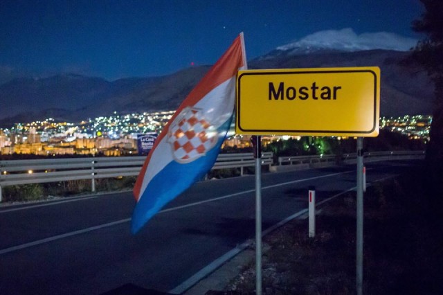 FOTO Mostar: Zastava Herceg-Bosne na ulazu u grad | Vijesti Hercegovina ...