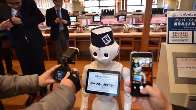 Robot Fabio dobio otkaz u supermarketu jer je zbunjivao kupce | Vijesti ...