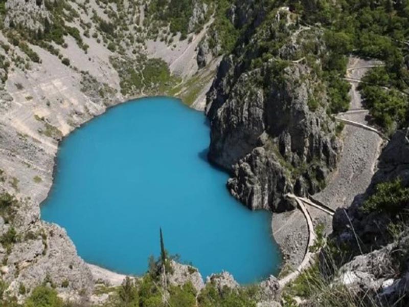 Modro jezero promijenilo boju, izgleda kao iz bajke | Hercegovina.Info