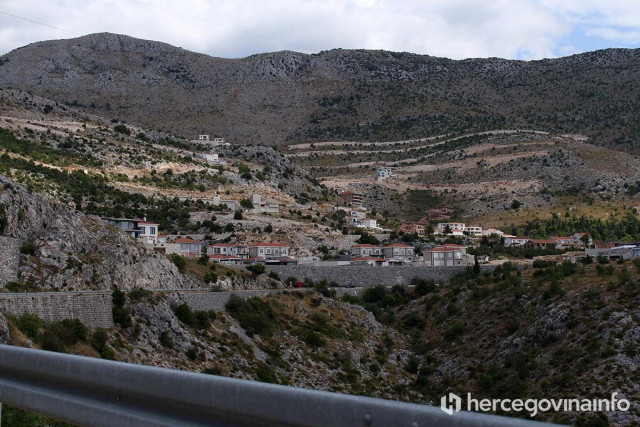 IVANICA Naselje iznad Dubrovnika ima oko 70 bazena, a vodoopskrba ...