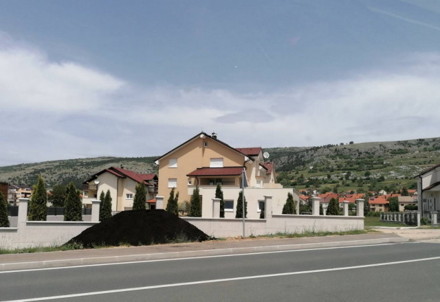 TRESET SVIMA, NE SAMO NJIMA Javno poduzeće uređuje 'okoliš' ispred kuće ...