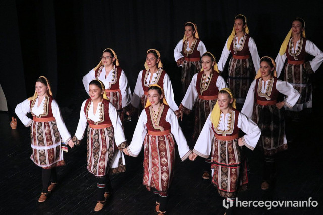 FOTO Posebna večer u Bijelom Polju uz pregršt pjesme i plesa | Vijesti ...