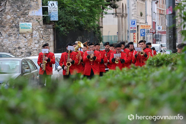 FOTO/VIDEO Hrvatska glazba Mostar poželjela dobro jutro tradicionalnom budnicom | Vijesti ...