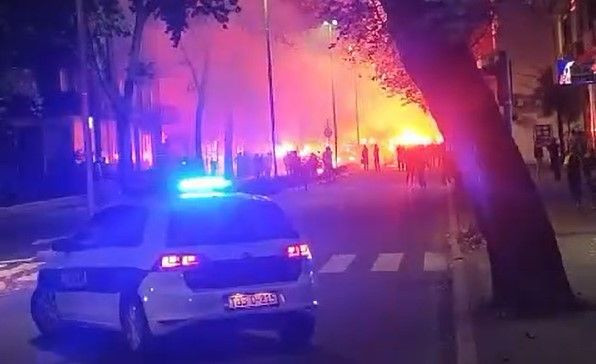 VIDEO Ultrasi uz baklje ispratili igrače Zrinjskog na derbi s Veležom ...