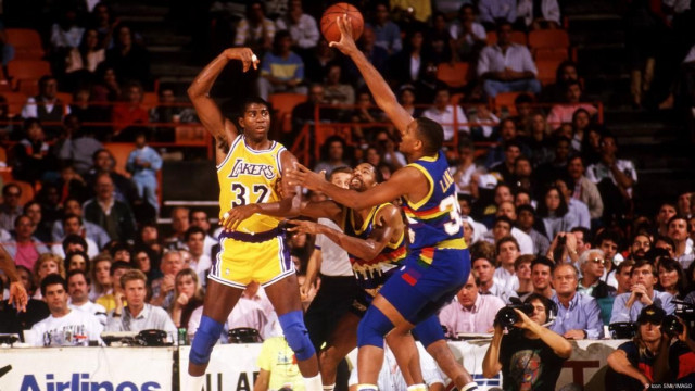 MAGIC JOHNSON Bio je košarkaški superstar kada je 1991. utvrđeno da je ...