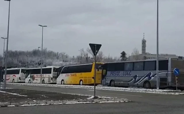 SREMSKA MITROVICA Na Vučićevom mitingu kamenovan bus iz BiH | Vijesti ...