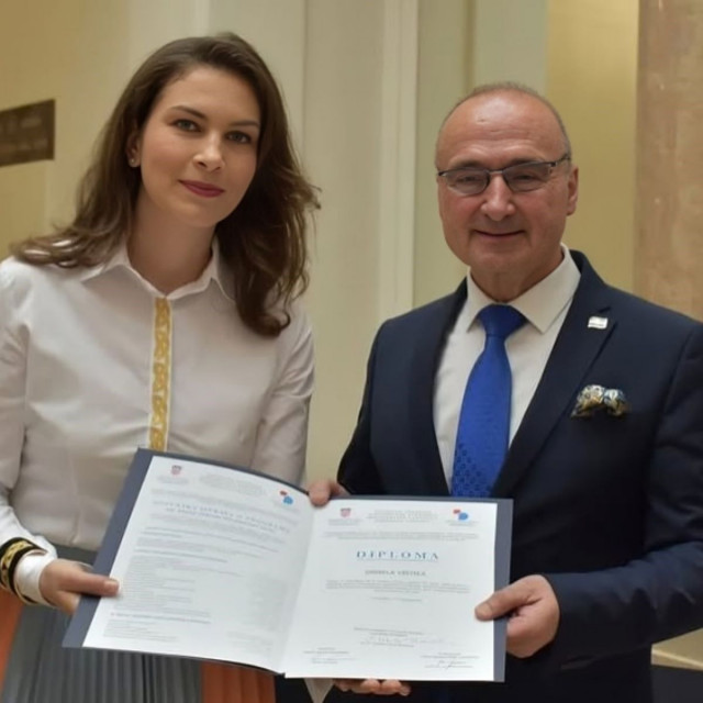 POHVALILA SE NOVIM USPJEHOM Mostarska glumica završila tečaj diplomacije pa pozirala s ministrom ...