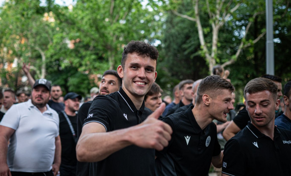 FOTO Pogledajte kako su igrači Zrinjskog uživali u emotivnom dočeku ... FOTO Pogledajte kako su igrači Zrinjskog uživali u emotivnom dočeku ...