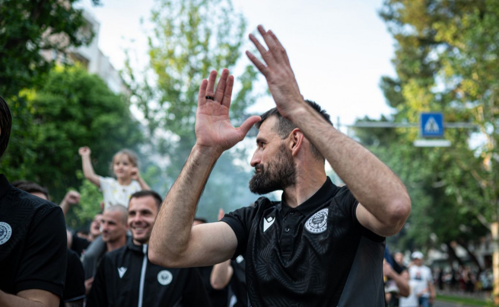 FOTO Pogledajte kako su igrači Zrinjskog uživali u emotivnom dočeku ... FOTO Pogledajte kako su igrači Zrinjskog uživali u emotivnom dočeku ...