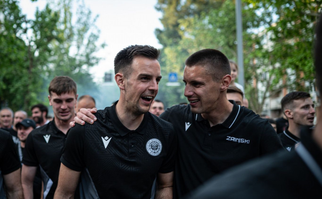 FOTO Pogledajte kako su igrači Zrinjskog uživali u emotivnom dočeku ... FOTO Pogledajte kako su igrači Zrinjskog uživali u emotivnom dočeku ...