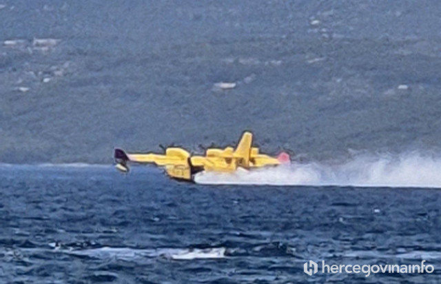 VIDEO Pogledajte kako kanader prelijeće preko plaže u Makarskoj tijekom ...